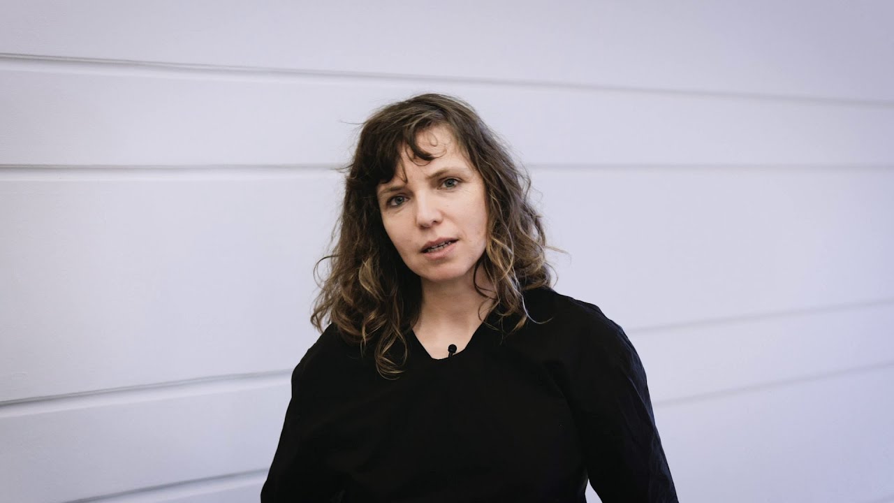 Kann AI im juristischen Sinne schuldig sein? Helen Knowles im Schirn ...