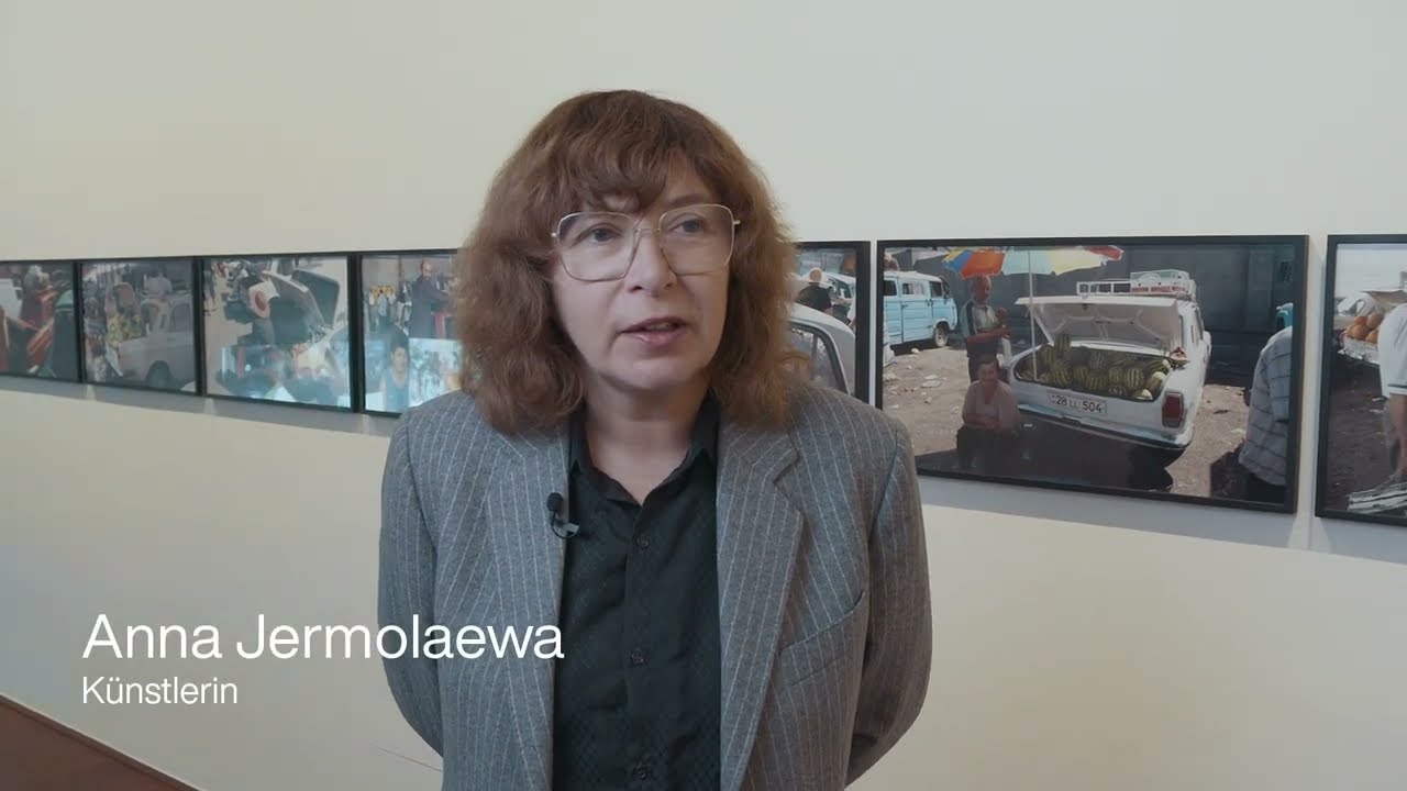 Anna Jermolaewa führt durch ihre Ausstellung am Museum der Moderne Salzburg - museumsfernsehen